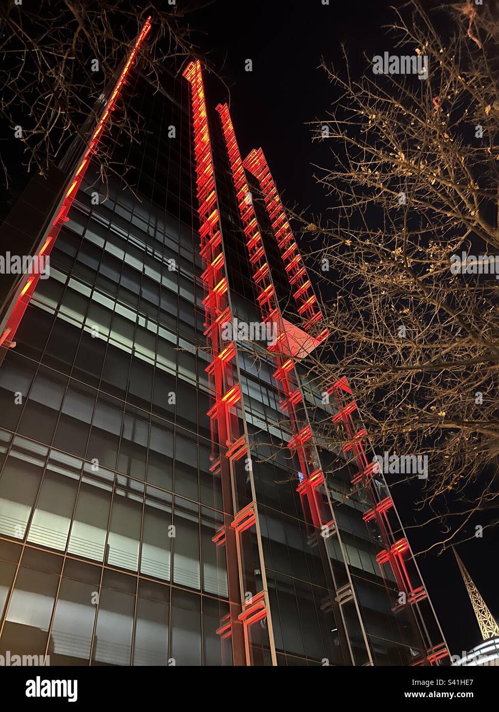 Red skyscraper hi-res stock photography and images - Alamy