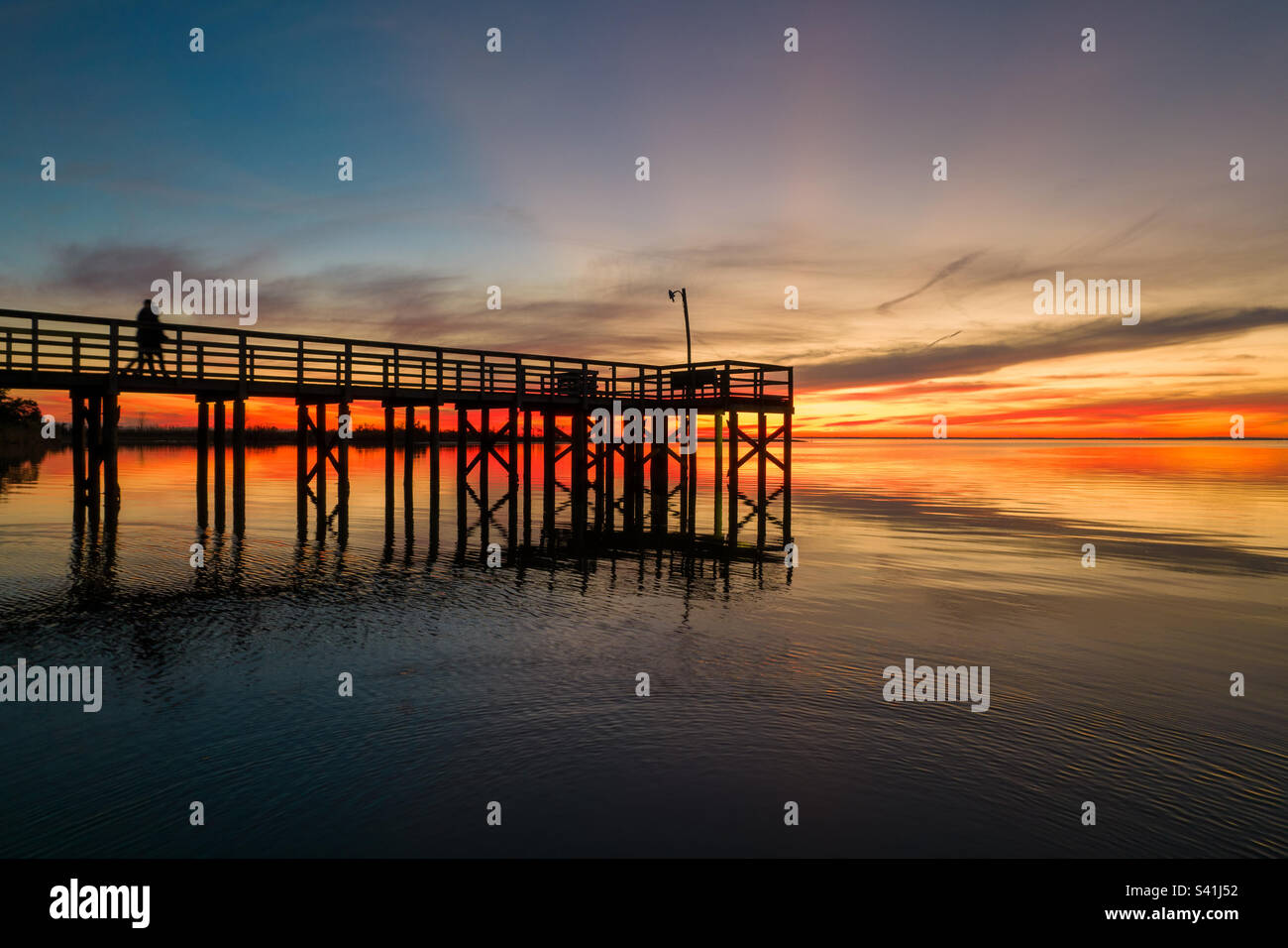 Boardwalk silhouette hi-res stock photography and images - Alamy