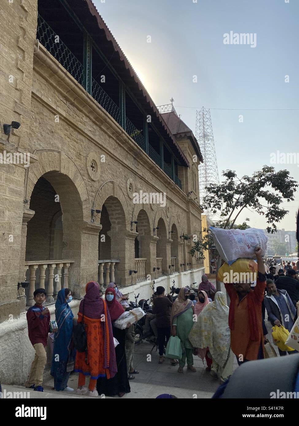 Crowd of people on platform hi-res stock photography and images - Alamy
