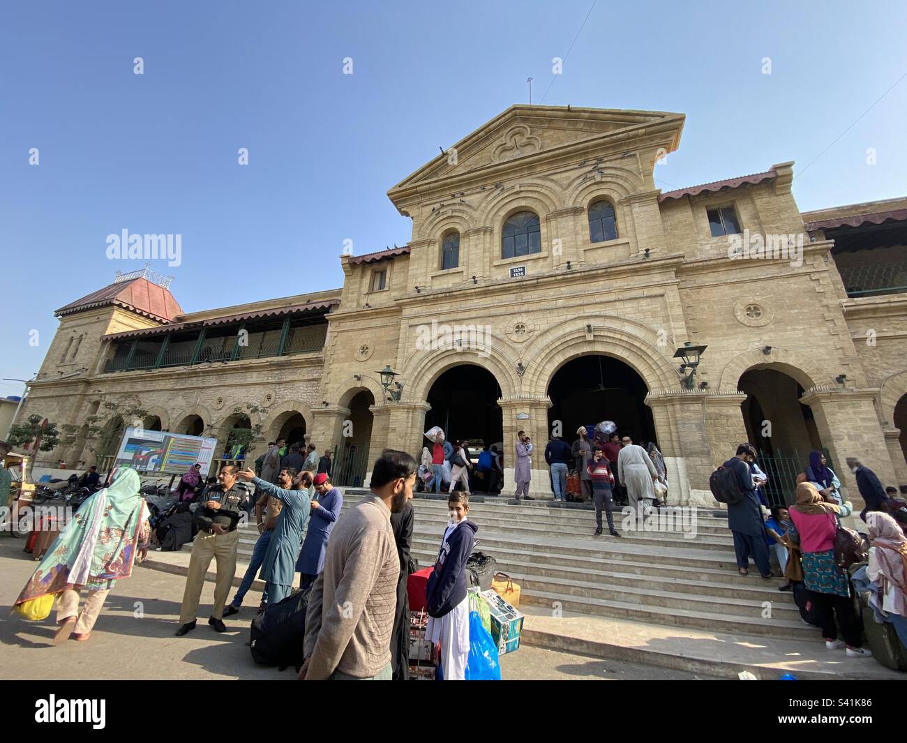 Busy railway hi-res stock photography and images - Alamy