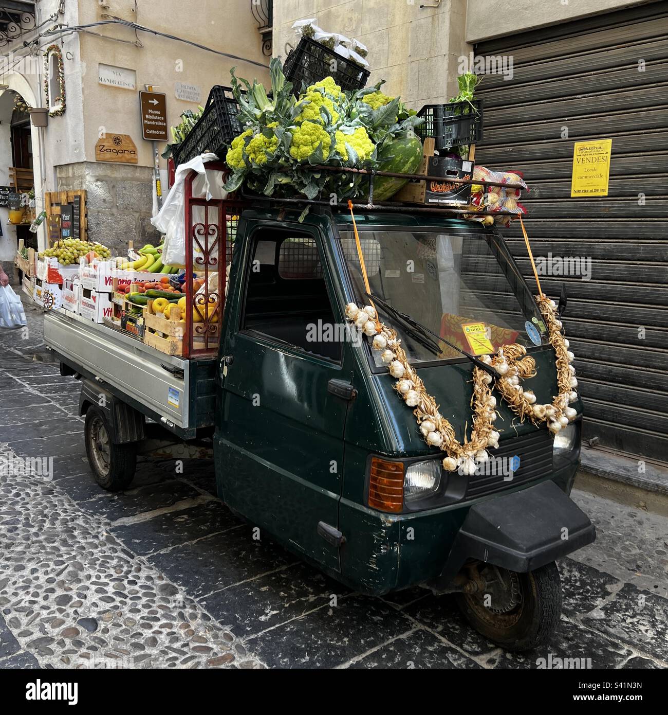 Fruit truck hi-res stock photography and images - Alamy