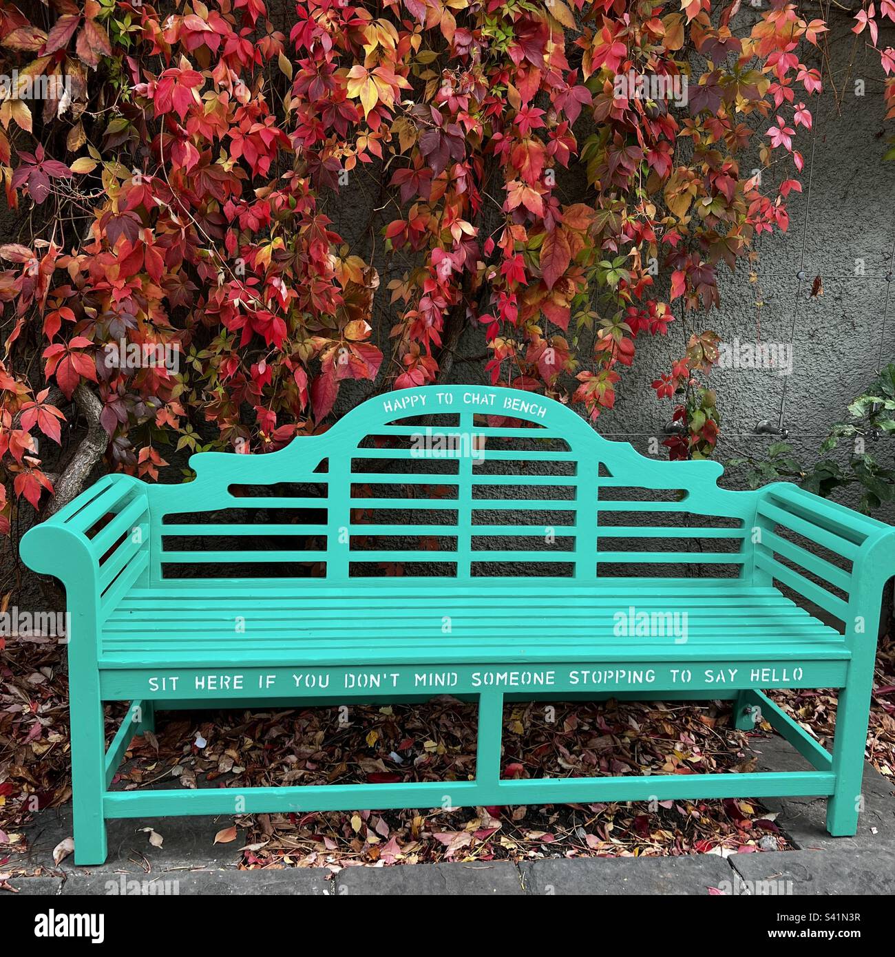 Happy to chat bench hi-res stock photography and images - Alamy
