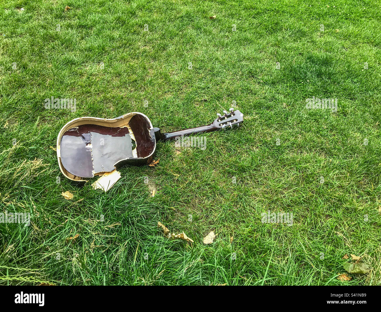 Broken, abandoned acoustic guitar Stock Photo - Alamy