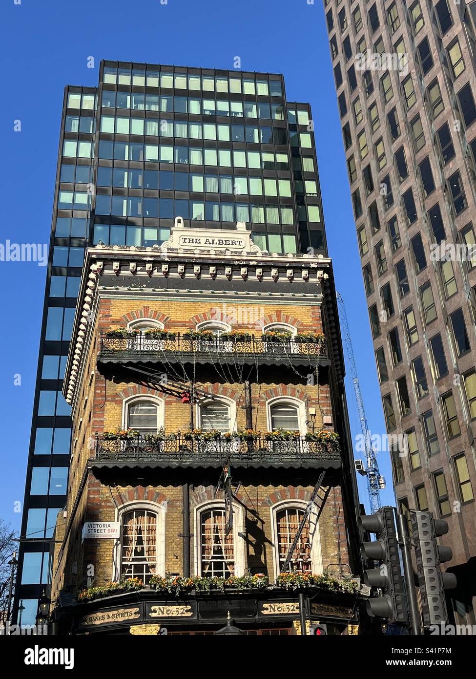 Victorian pub features hi-res stock photography and images - Alamy