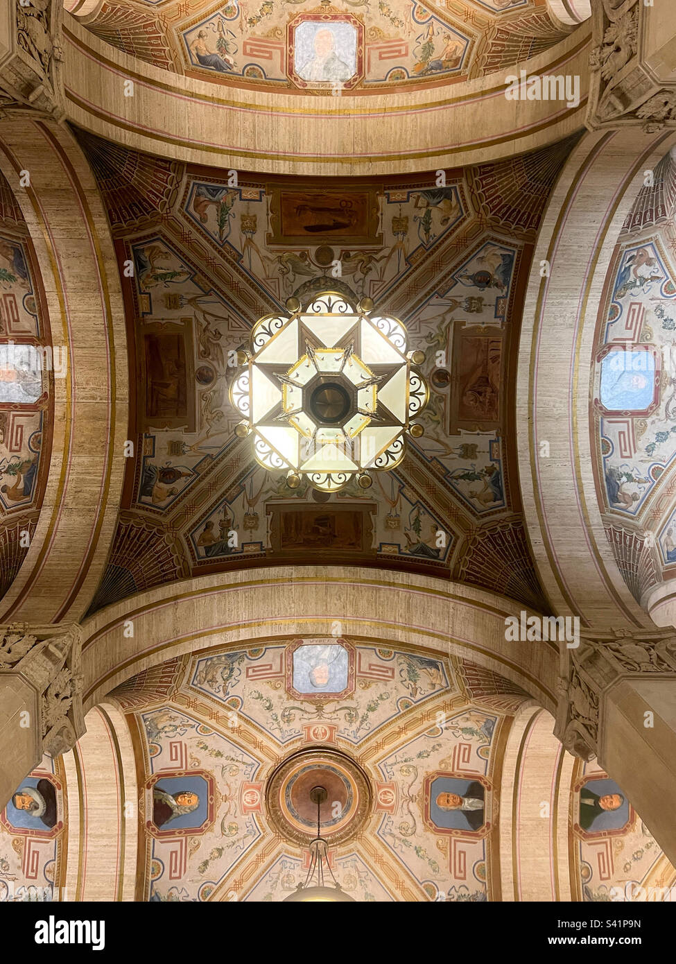 Looking up to the ceiling hi-res stock photography and images - Alamy