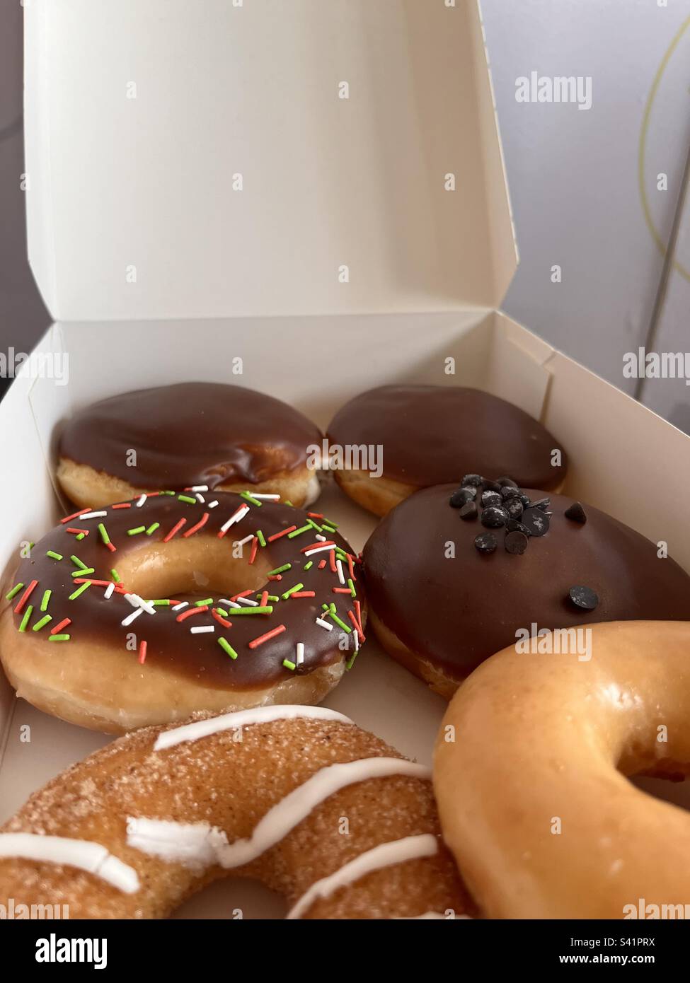 Box of doughnuts hi-res stock photography and images - Alamy