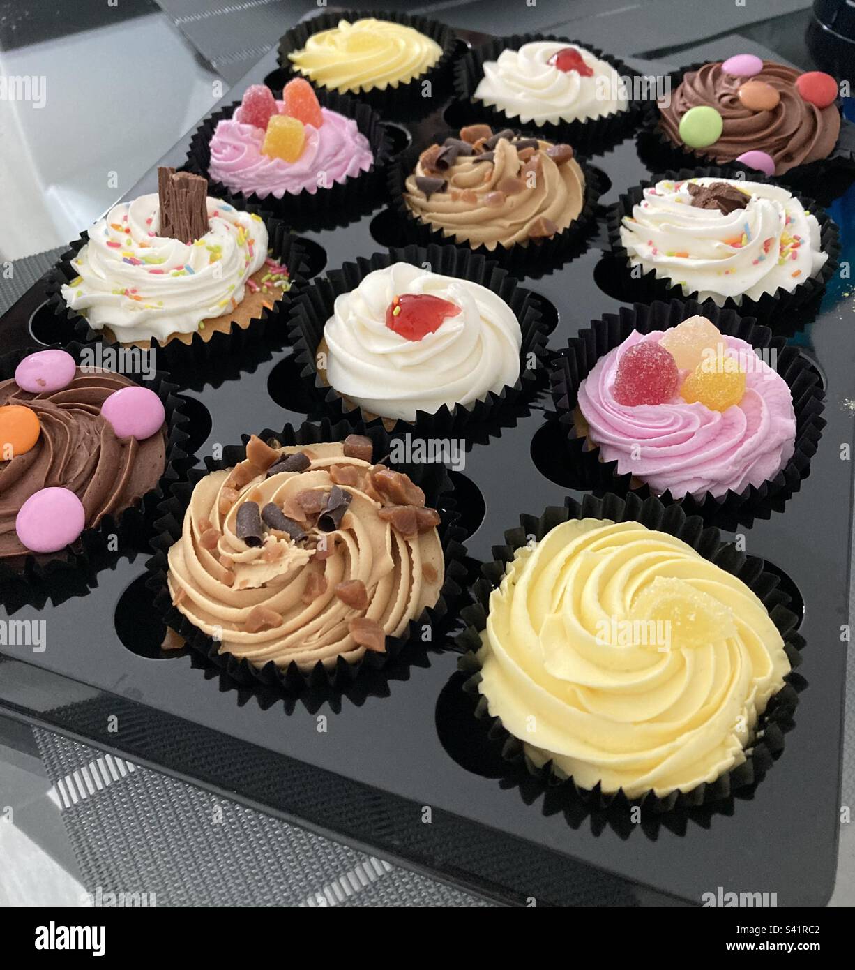 Cupcakes tray hi-res stock photography and images - Alamy