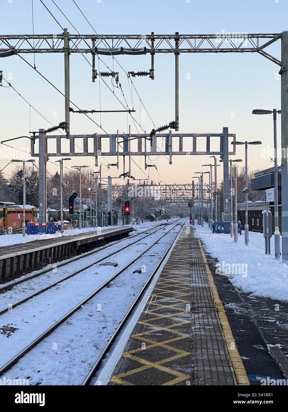 Tracks and platform hi-res stock photography and images - Alamy