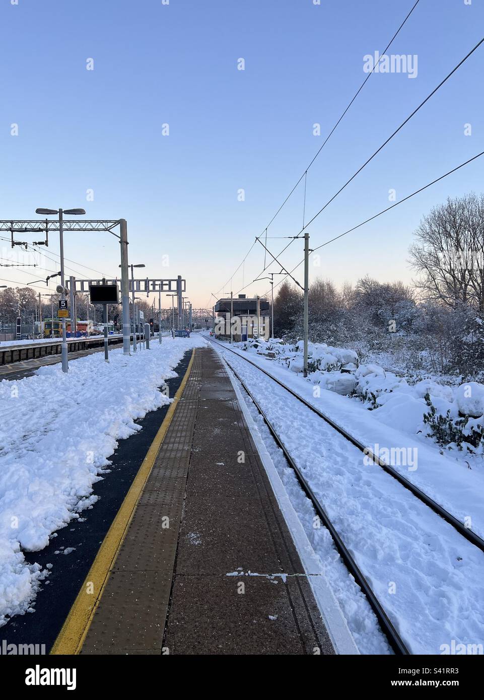 Platform snow hi-res stock photography and images - Alamy