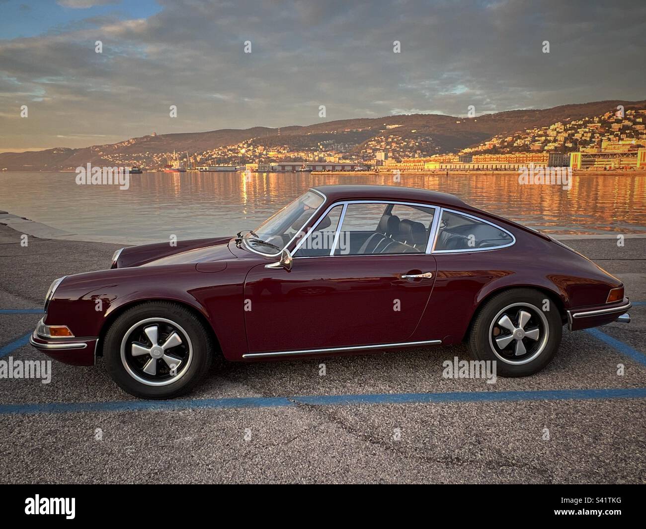 Porsche 911 side view hi-res stock photography and images - Alamy