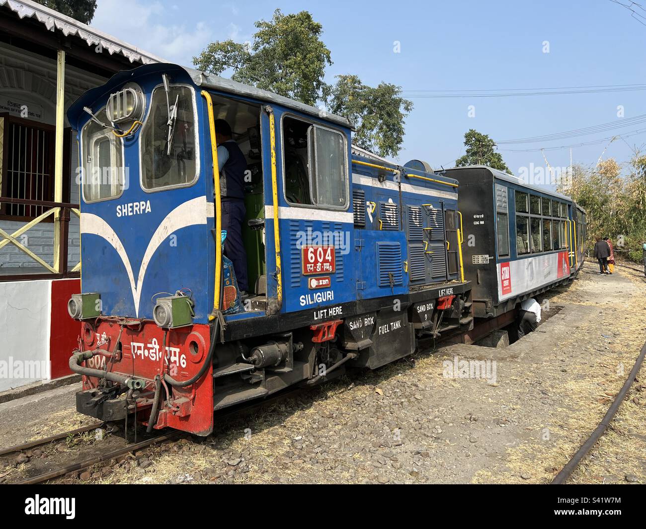 Diesel locomotive Sherpa at Tahindra on the Darjeeling Himalayan ...