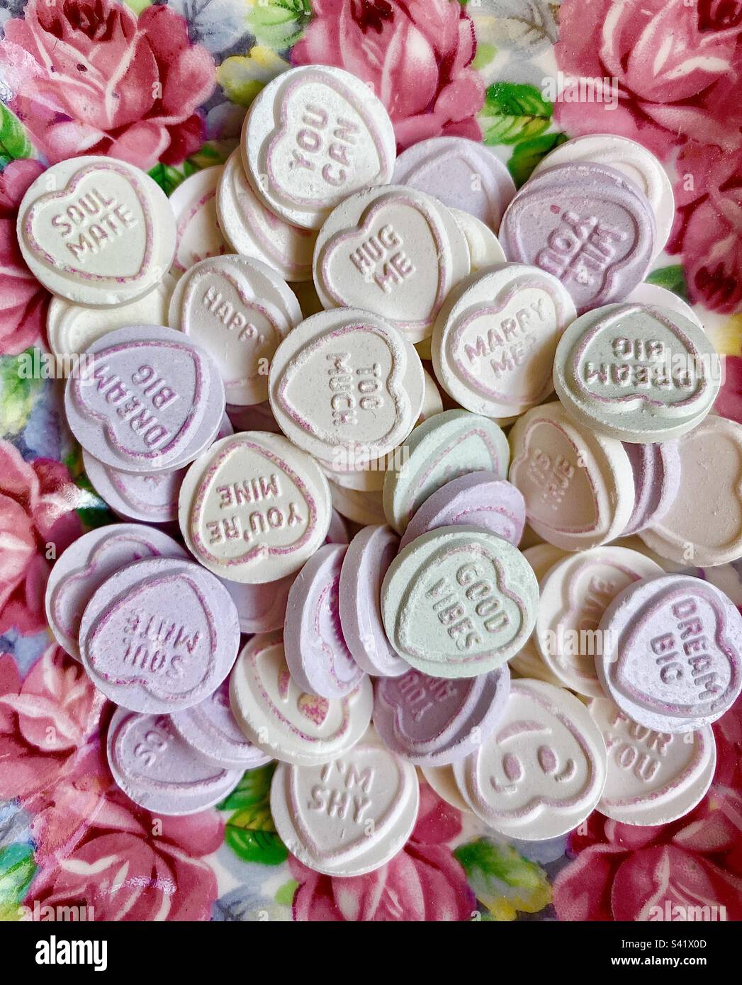 Love hearts sweets hi-res stock photography and images - Alamy