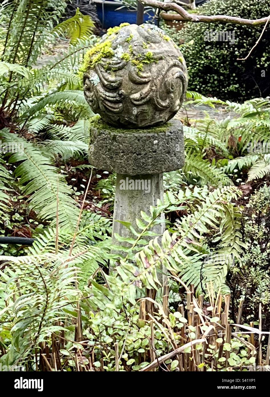Round stone garden hi-res stock photography and images - Alamy