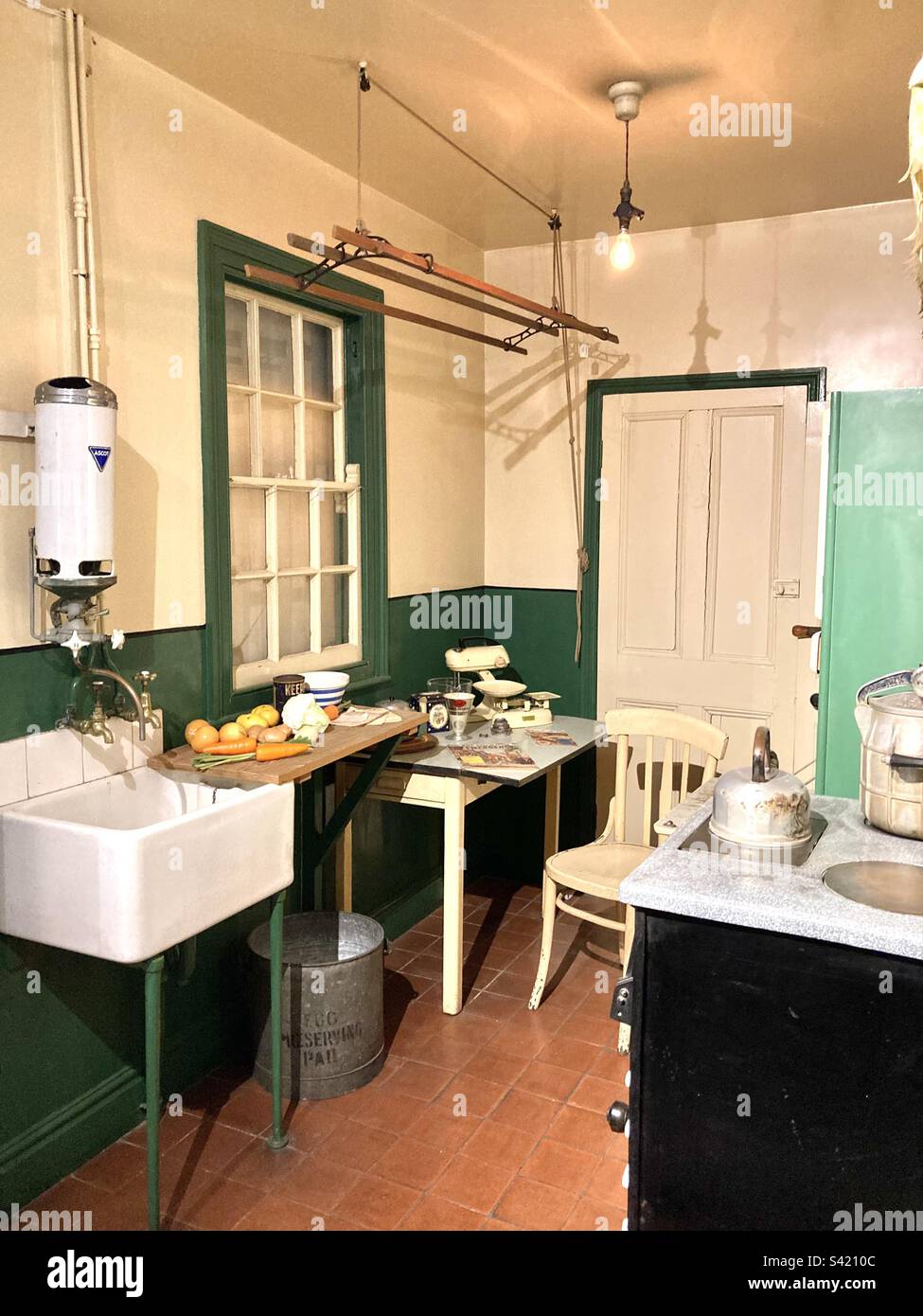 Vintage war kitchen hi-res stock photography and images - Alamy