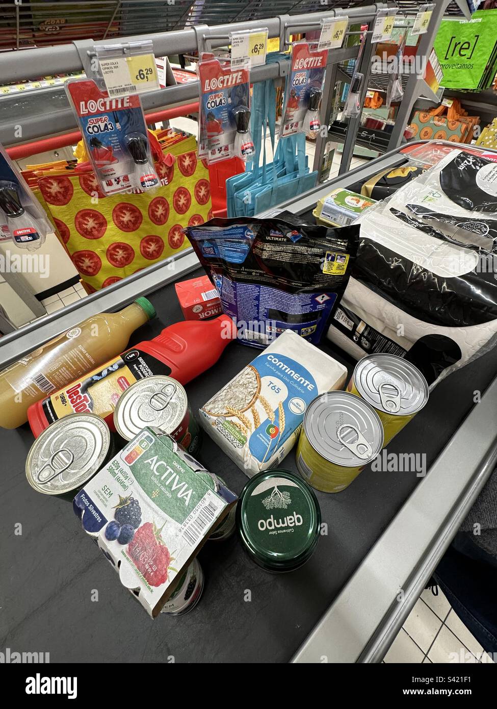 Checkout counter hi-res stock photography and images - Alamy