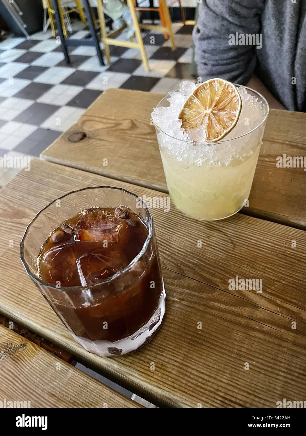 Two cocktails hi-res stock photography and images - Alamy