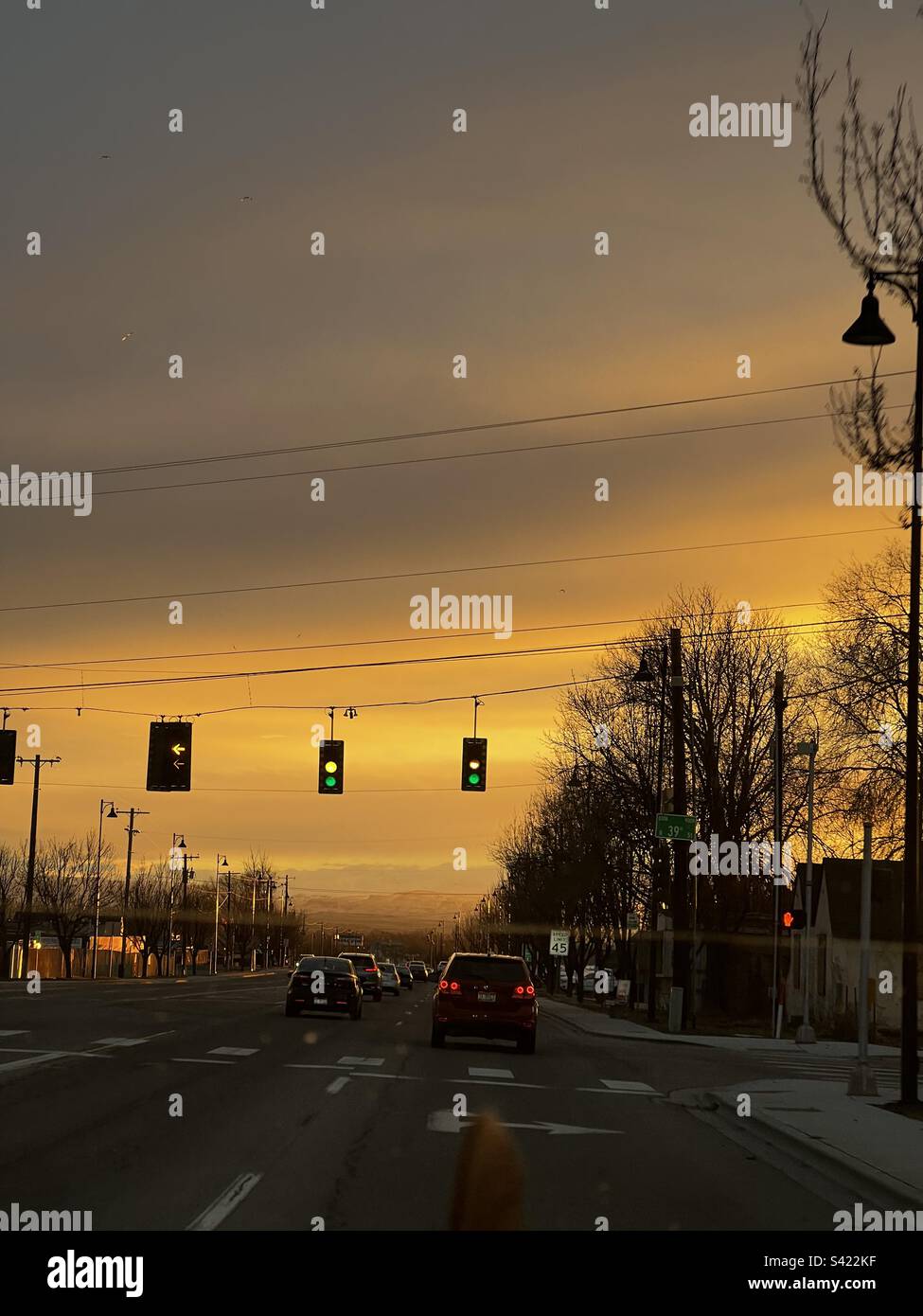 Green stoplight hi-res stock photography and images - Alamy