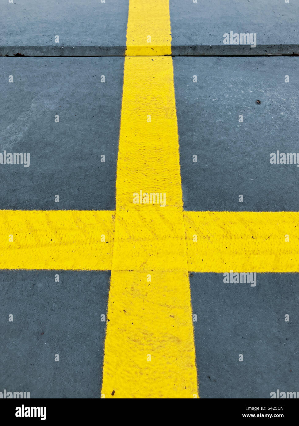Yellow parking lines hi-res stock photography and images - Alamy
