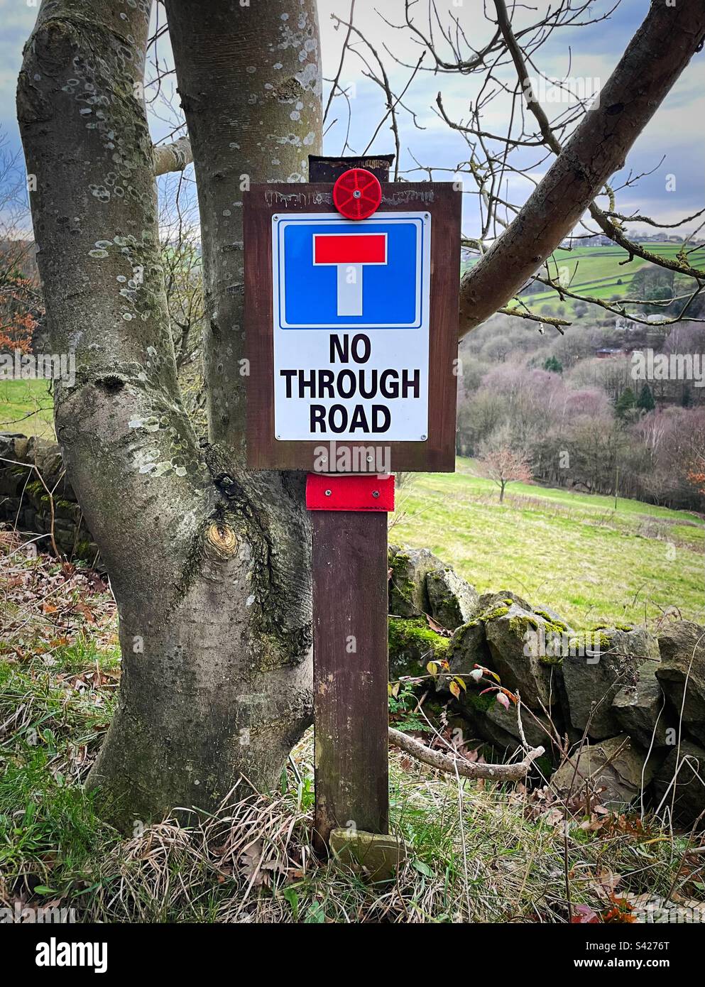 ‘NO THROUGH ROAD’ clear instructions for vehicles heading down a ...