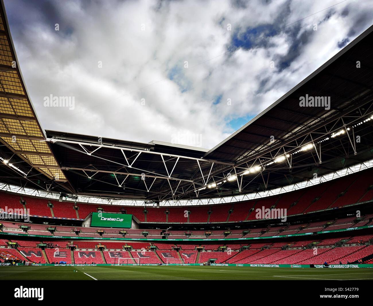 Wembley stadium pitch view hi-res stock photography and images - Alamy