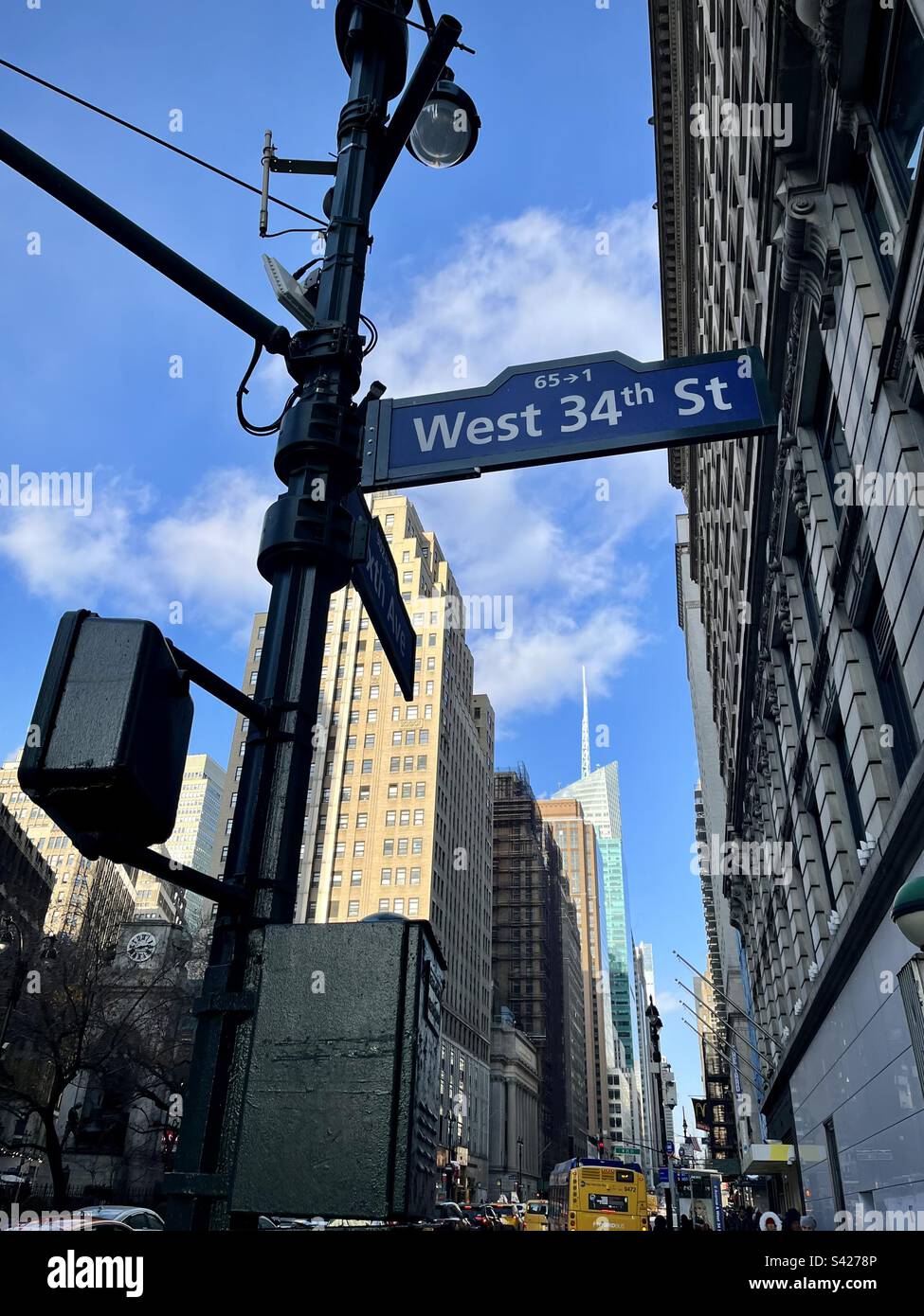 34th street sign hi-res stock photography and images - Alamy