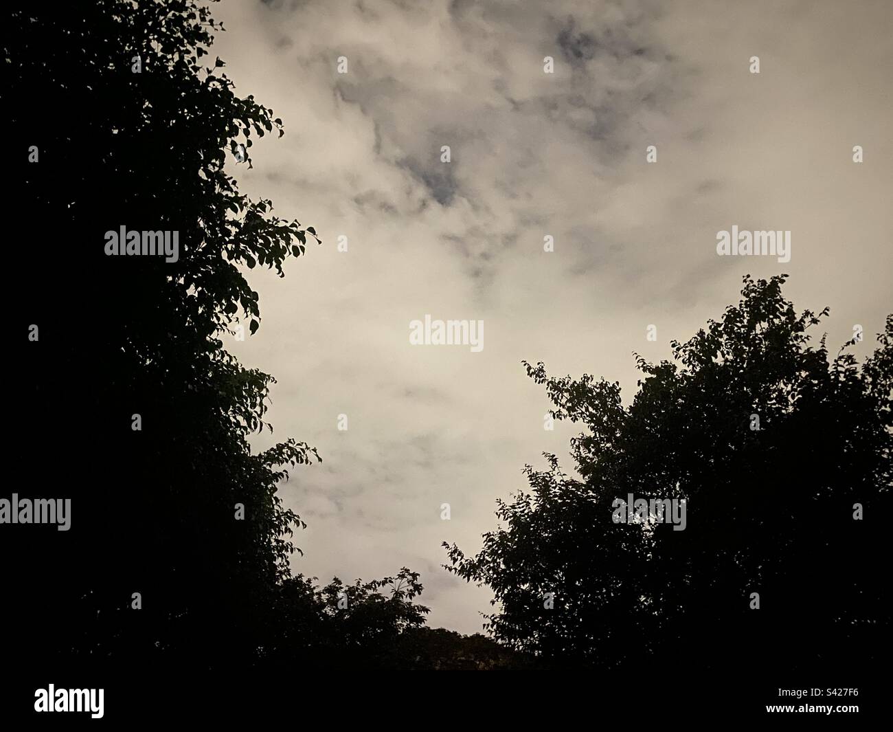 Night cloudy hi-res stock photography and images - Alamy