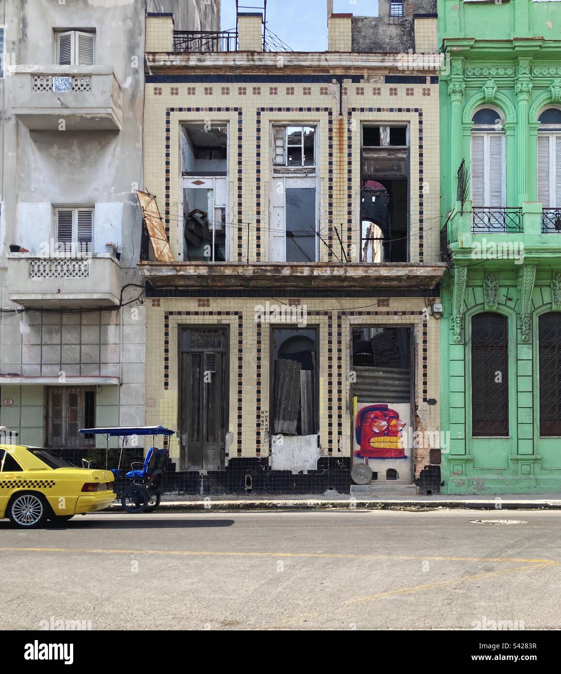 Street art and crumbling building on the Malecón, Havana, Cuba Stock ...
