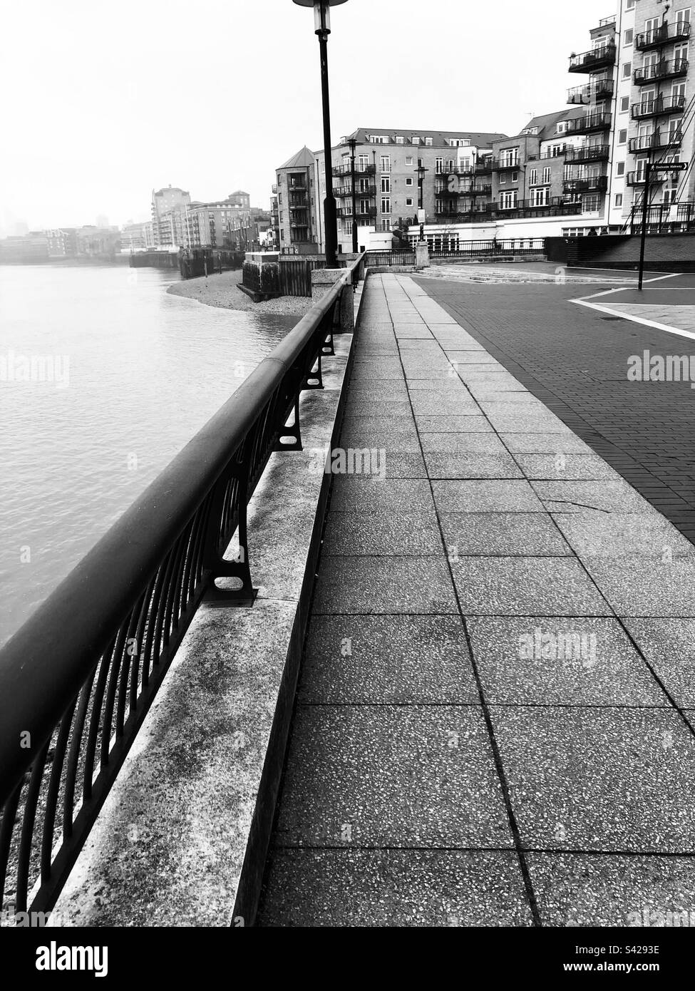 Thames wharf black and white hi-res stock photography and images - Alamy
