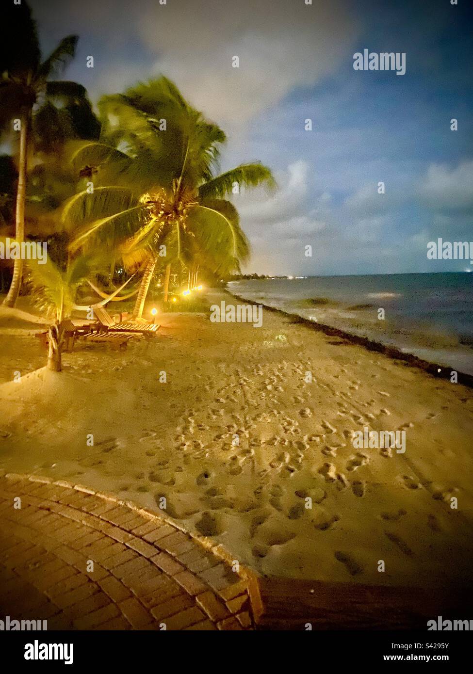 Beach setting hi-res stock photography and images - Alamy