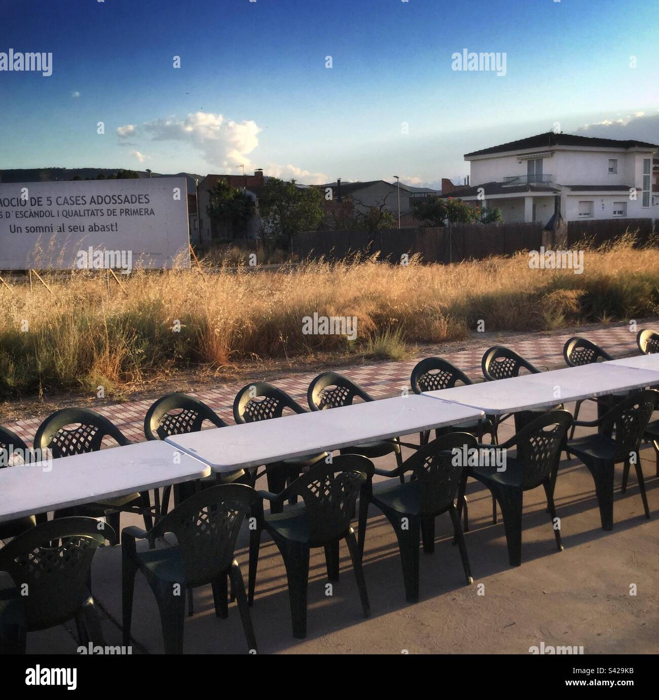Street party tables hi-res stock photography and images - Alamy