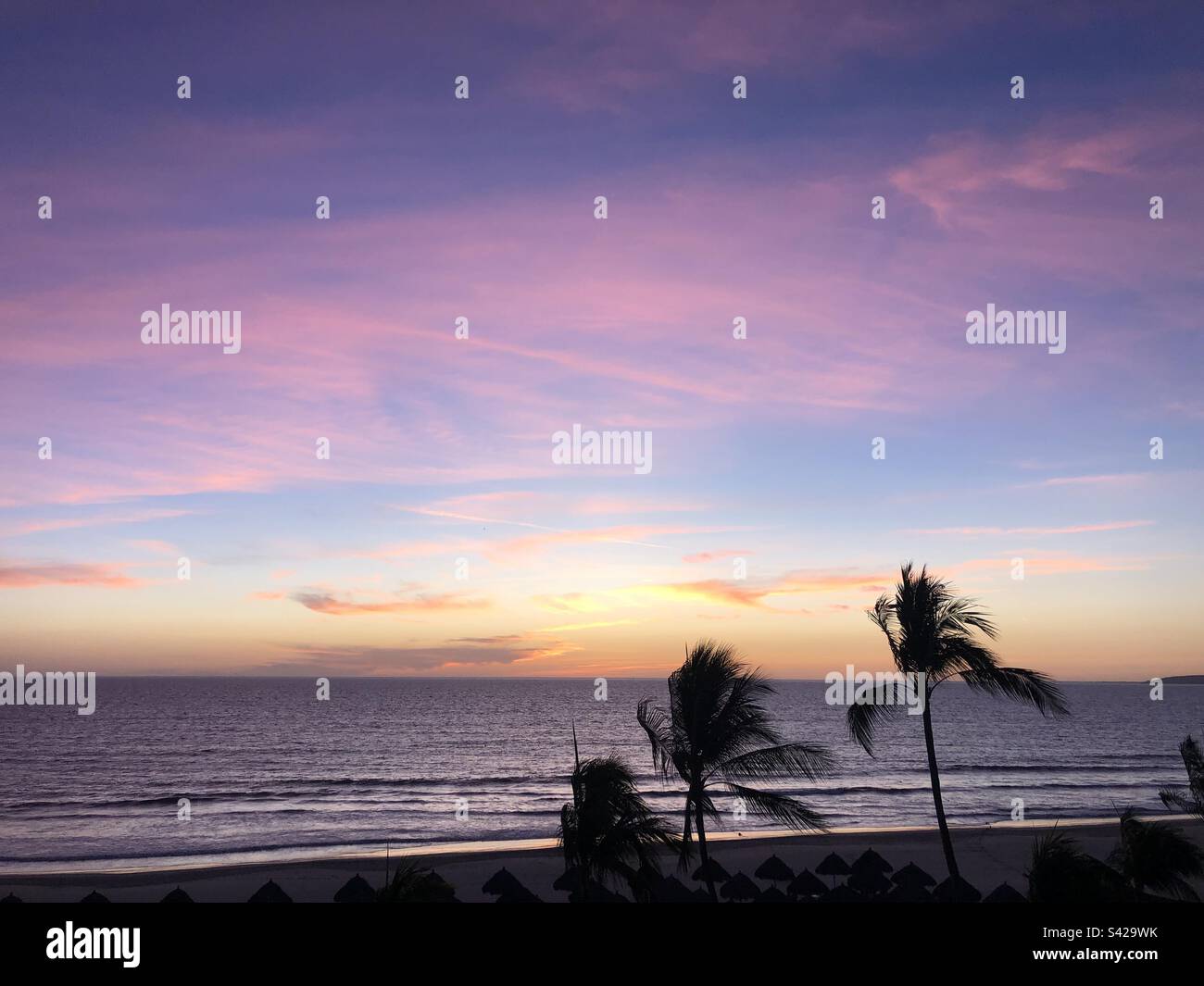 Pink sunset sky hi-res stock photography and images - Alamy