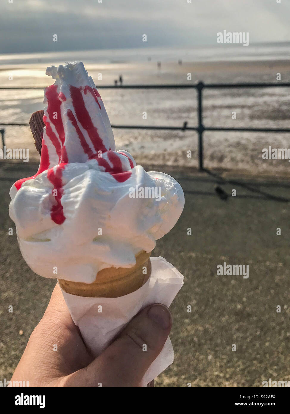 Ice cream cone melting beach hi-res stock photography and images - Alamy