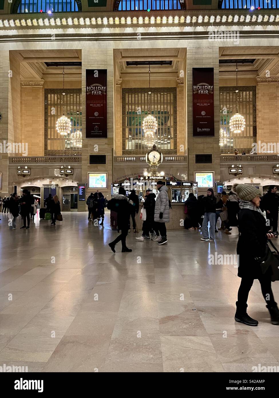 Chandelier in grand central terminal hi-res stock photography and ...