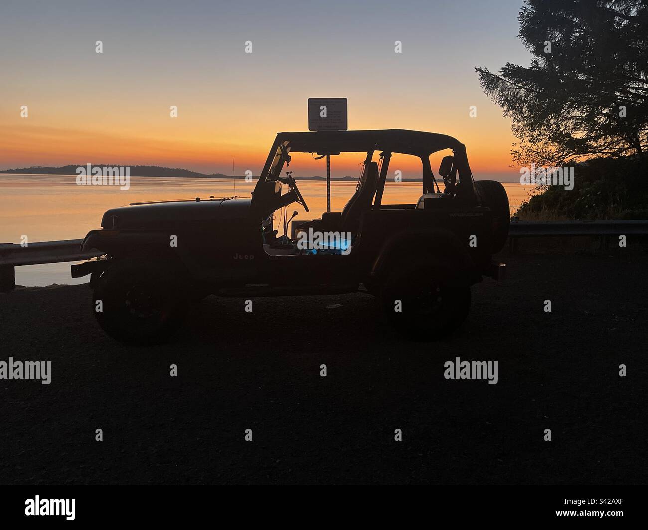 Jeep sunset hi-res stock photography and images - Alamy