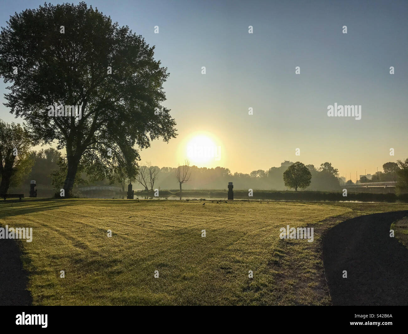 Crossroads perspective hi-res stock photography and images - Alamy