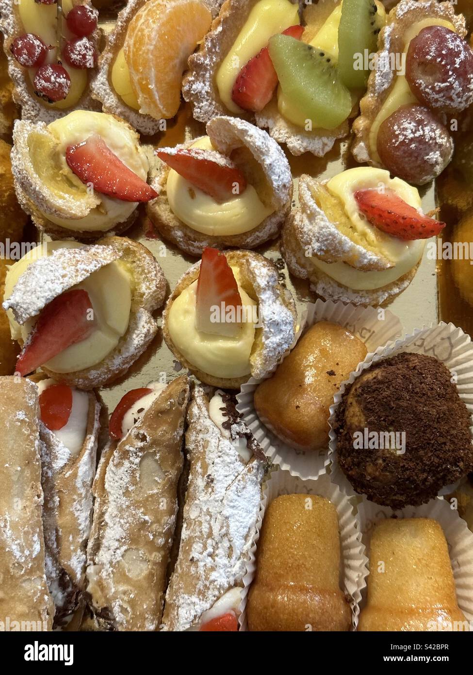 Mixed fruits with cream hi-res stock photography and images - Alamy