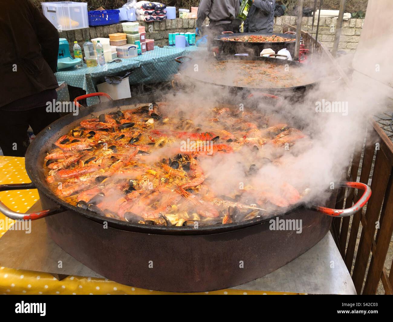 Pan cooking paella market stall hi-res stock photography and images - Alamy