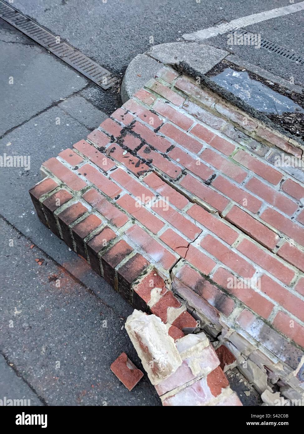 Broken wall hi-res stock photography and images - Alamy