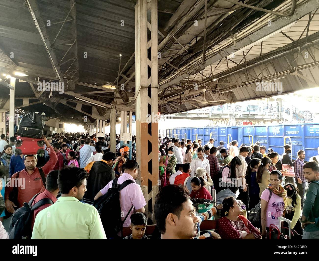 Packed crowd at railway hi-res stock photography and images - Alamy