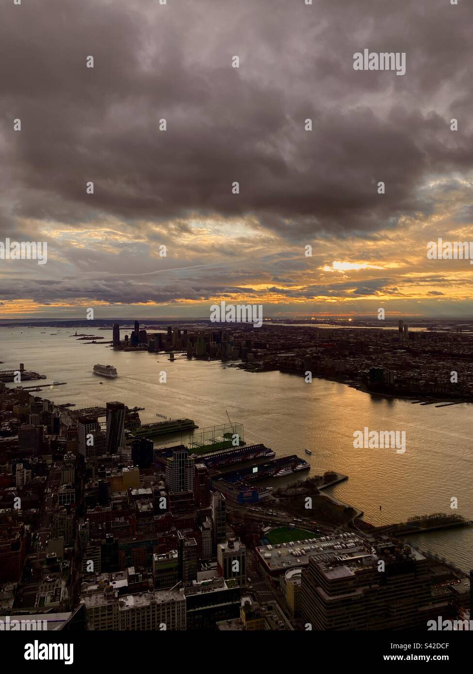 Nyc edge hi-res stock photography and images - Alamy