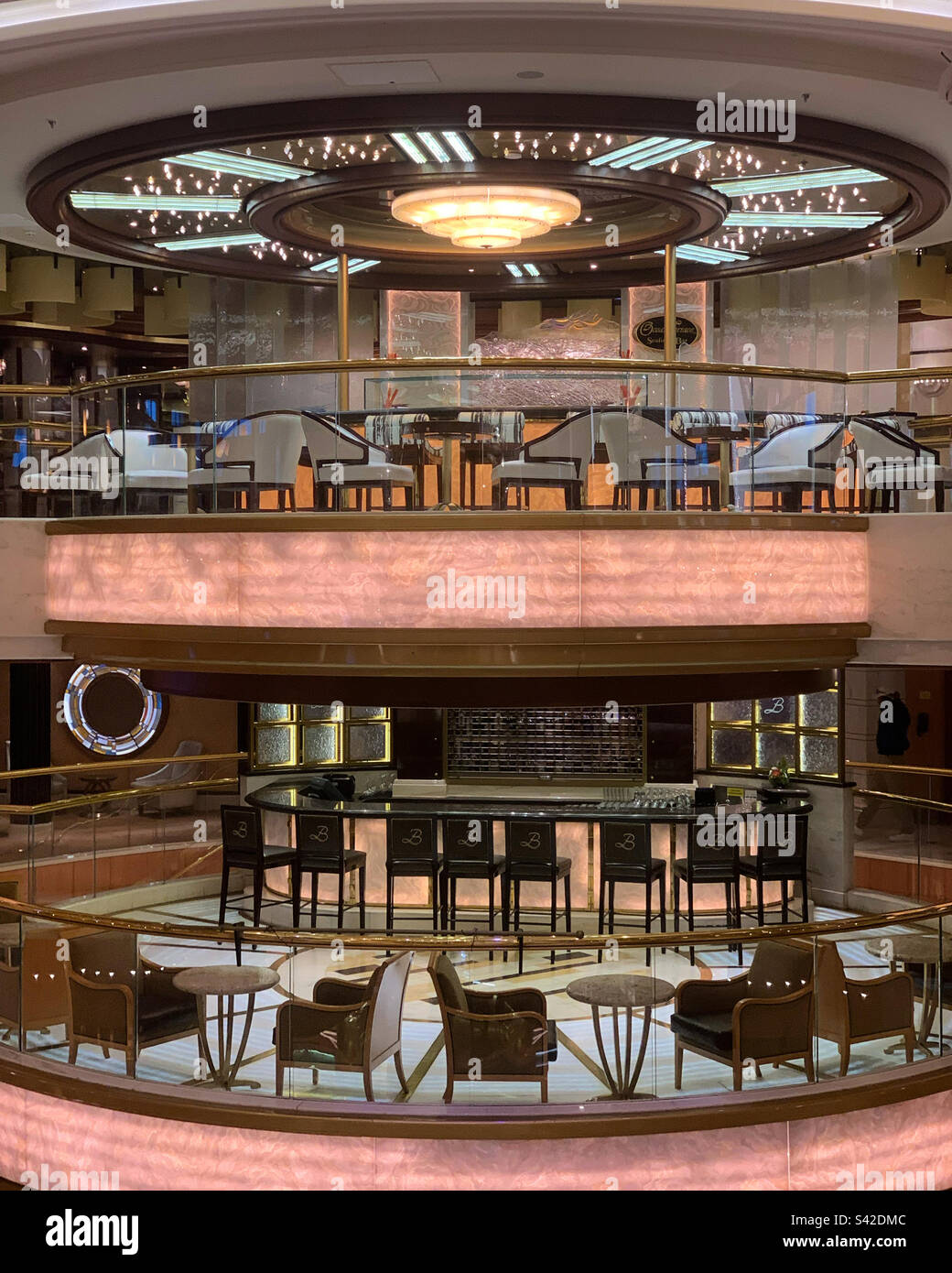 Cruise ship bars hi-res stock photography and images - Alamy