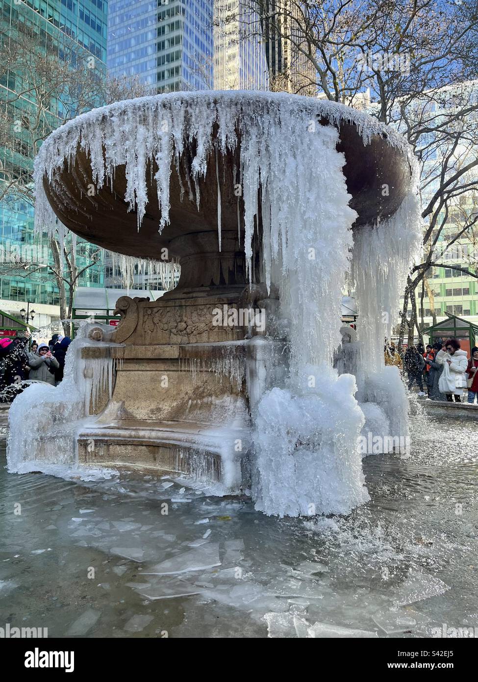 Frozen outdoor fountain hi-res stock photography and images - Alamy