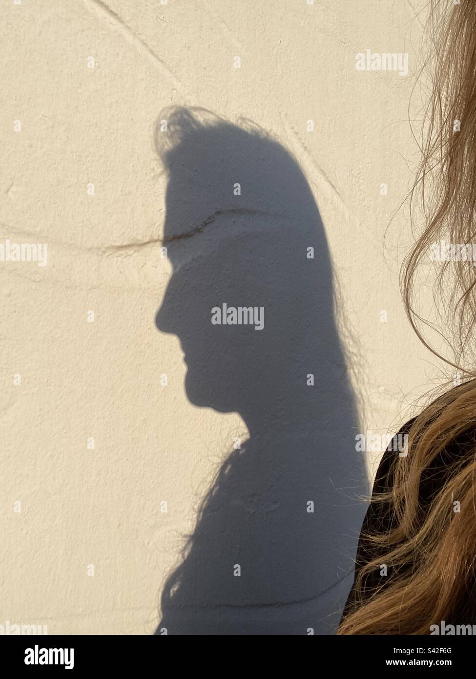 Women shadow hi-res stock photography and images - Alamy