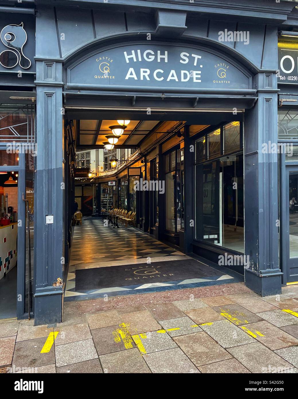 Vintage shopping street smartphone stock photos and images - Alamy