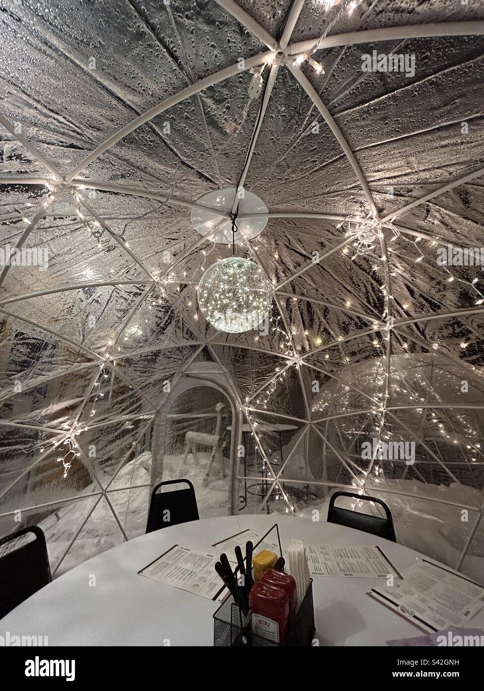 Inside igloo hi-res stock photography and images - Alamy