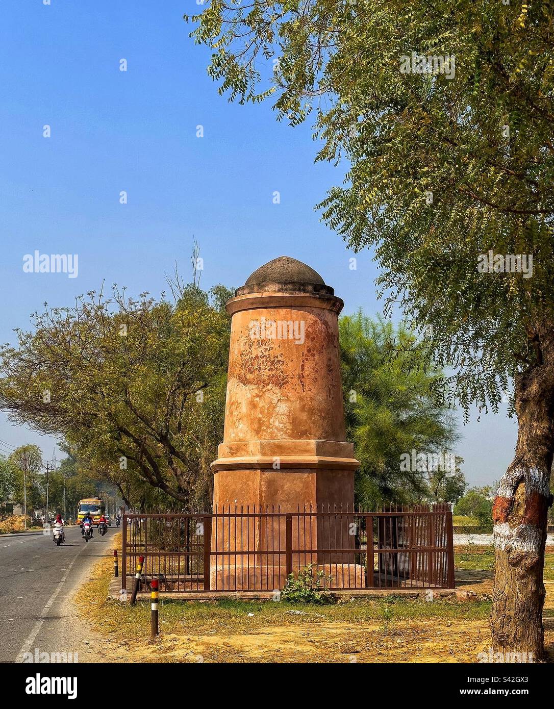 Indian mile stone hi-res stock photography and images - Alamy