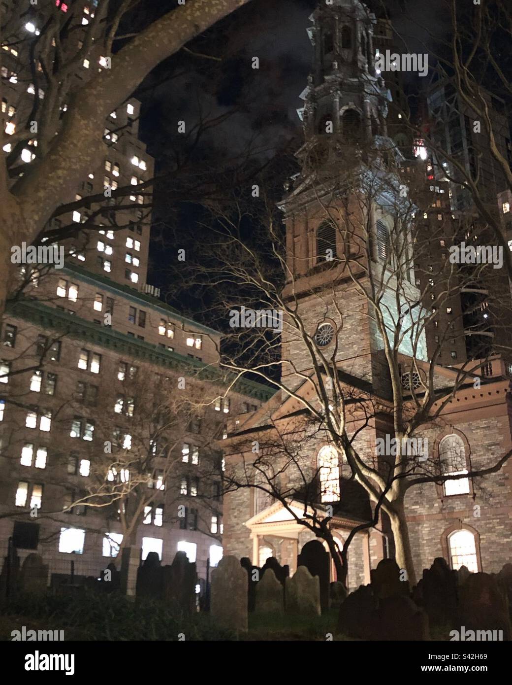 Little church cemetery hi-res stock photography and images - Alamy