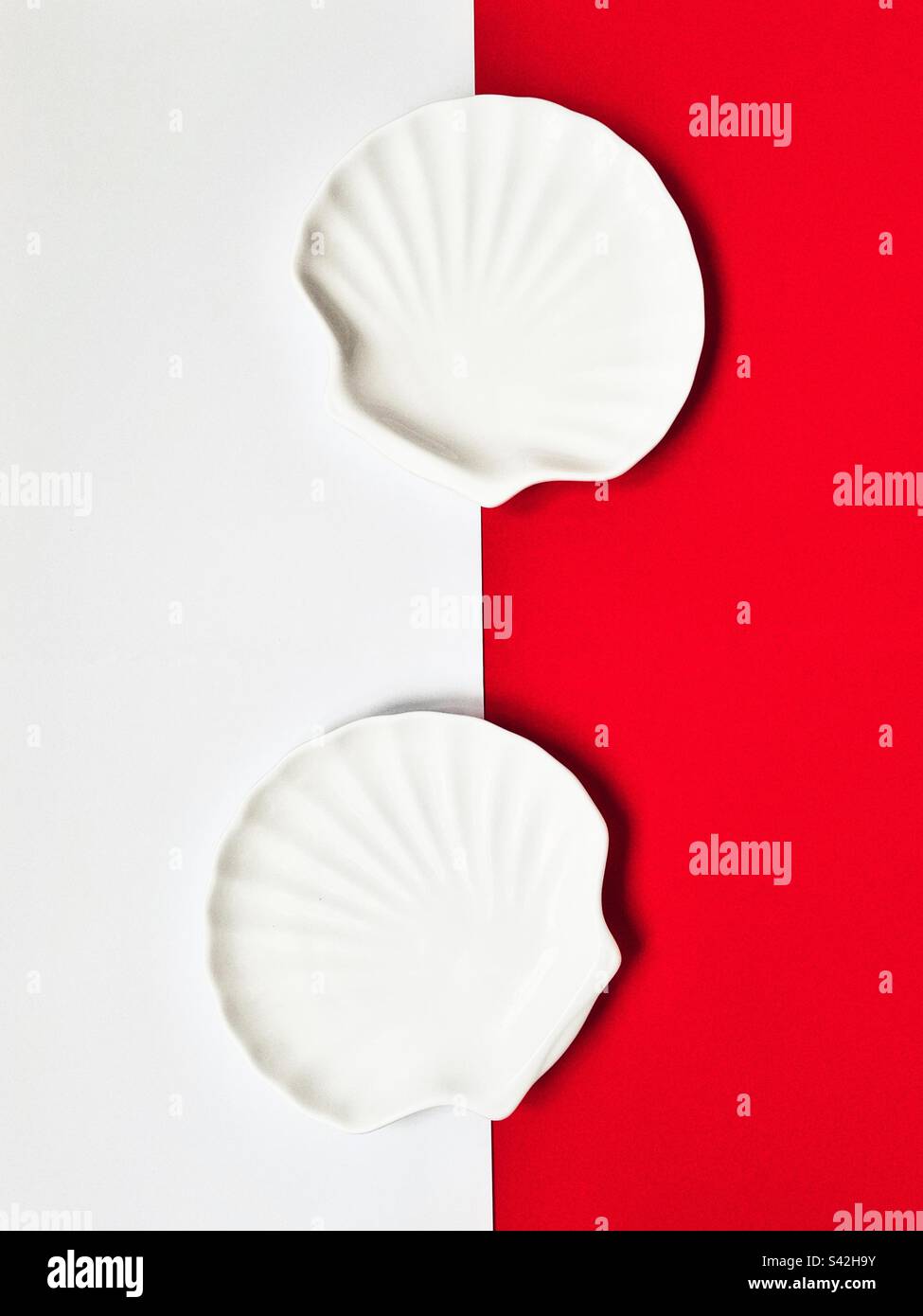 Red shells hi-res stock photography and images - Alamy