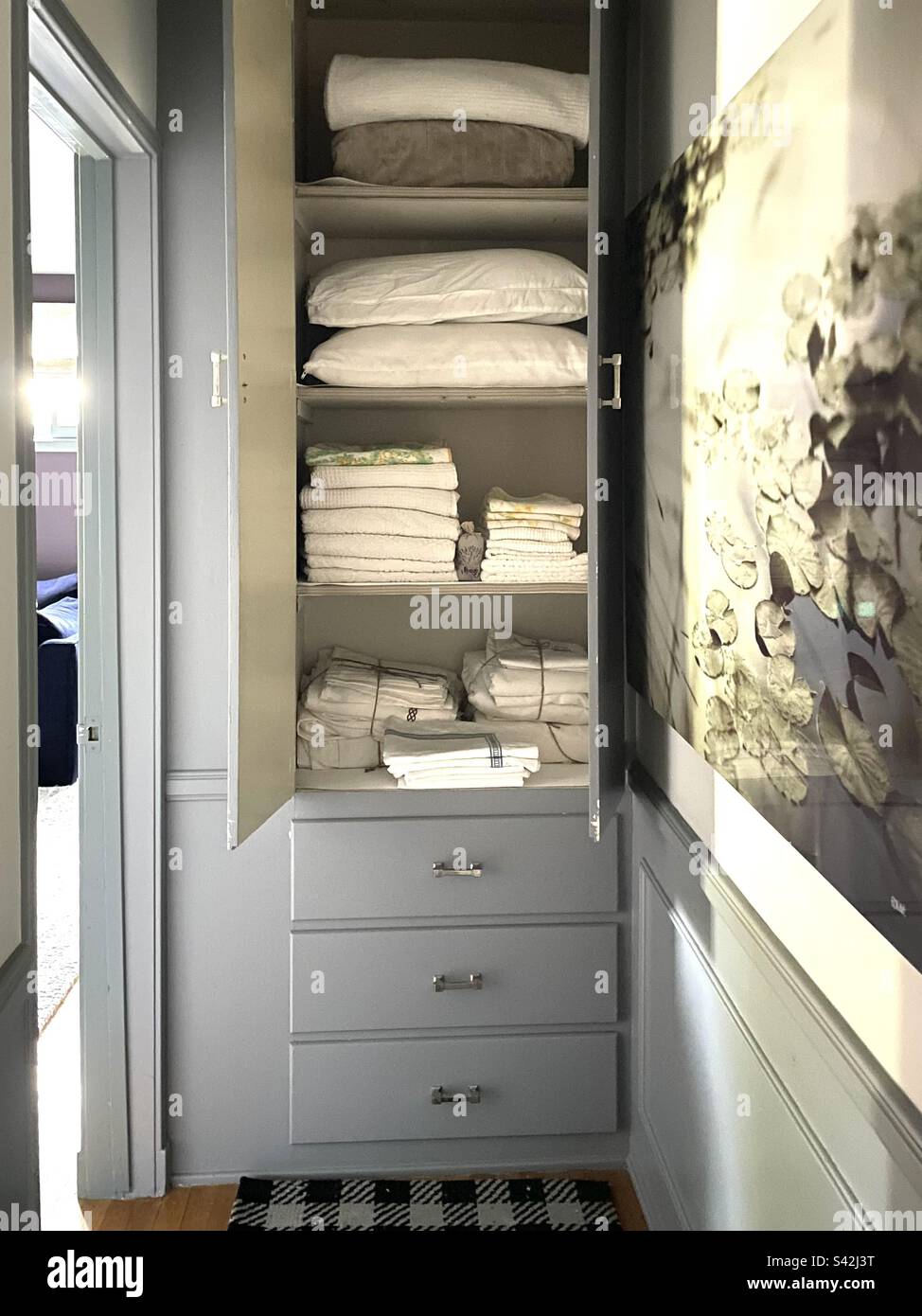 Cabinet open hi-res stock photography and images - Alamy