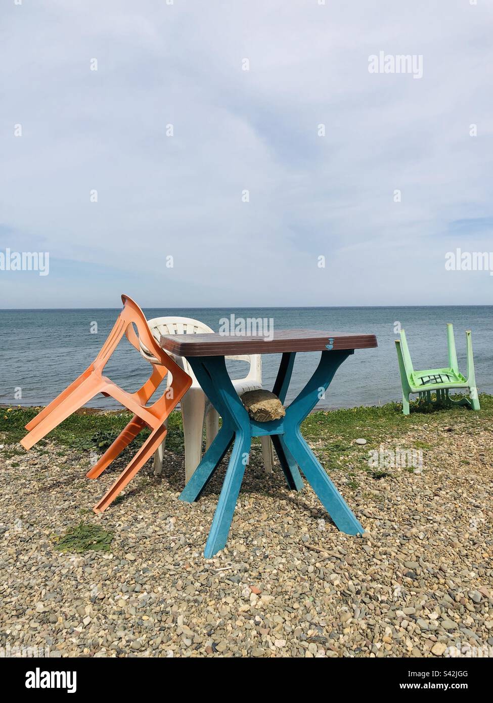 Table at the beach Stock Photo - Alamy